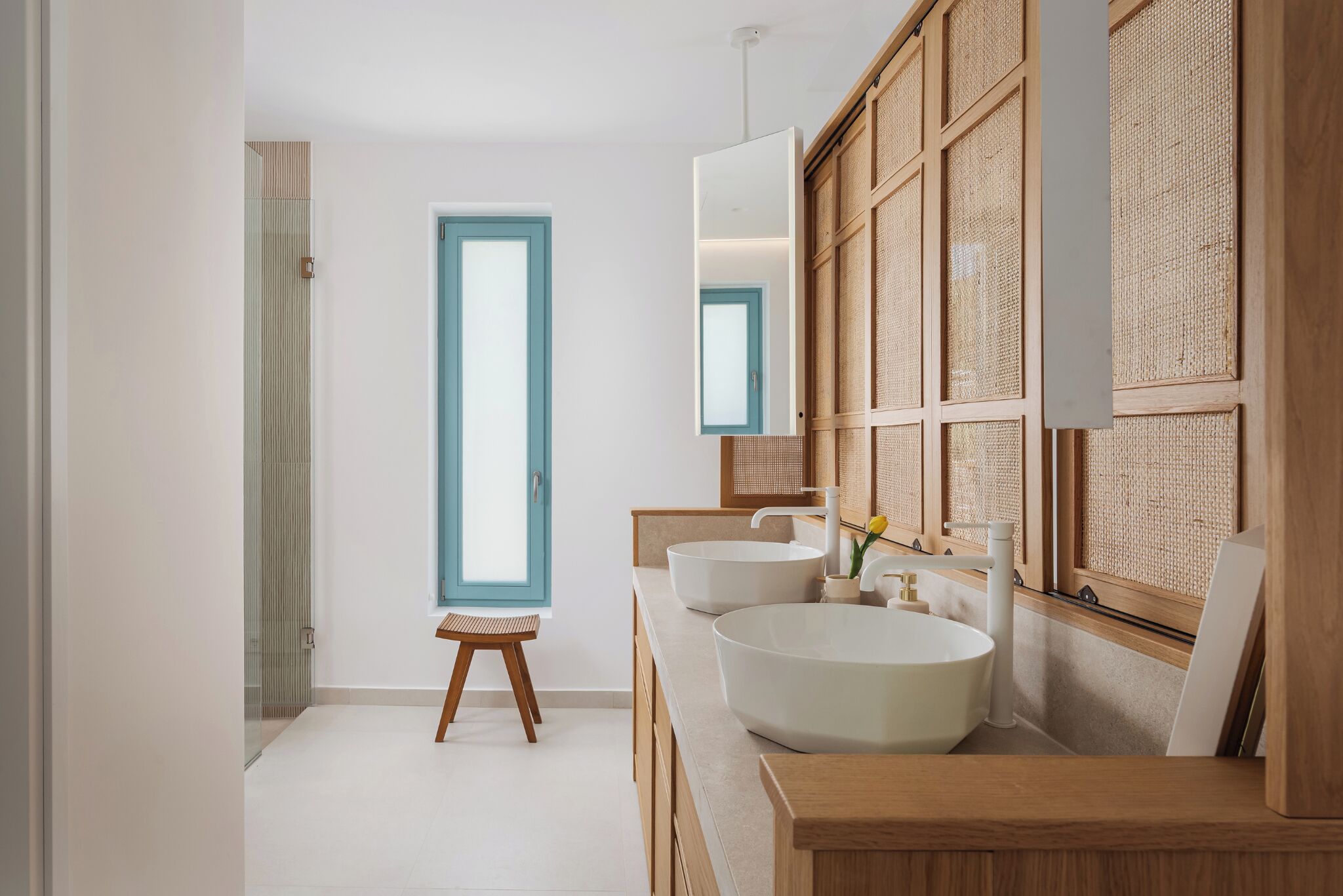 Villa, vista para a piscina | Casa de banho | Um polibã, um chuveiro fixo, artigos de higiene pessoal grátis 