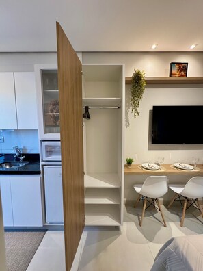 Suite-Estúdio Premium, 1 quarto, pátio | Refeições no quarto