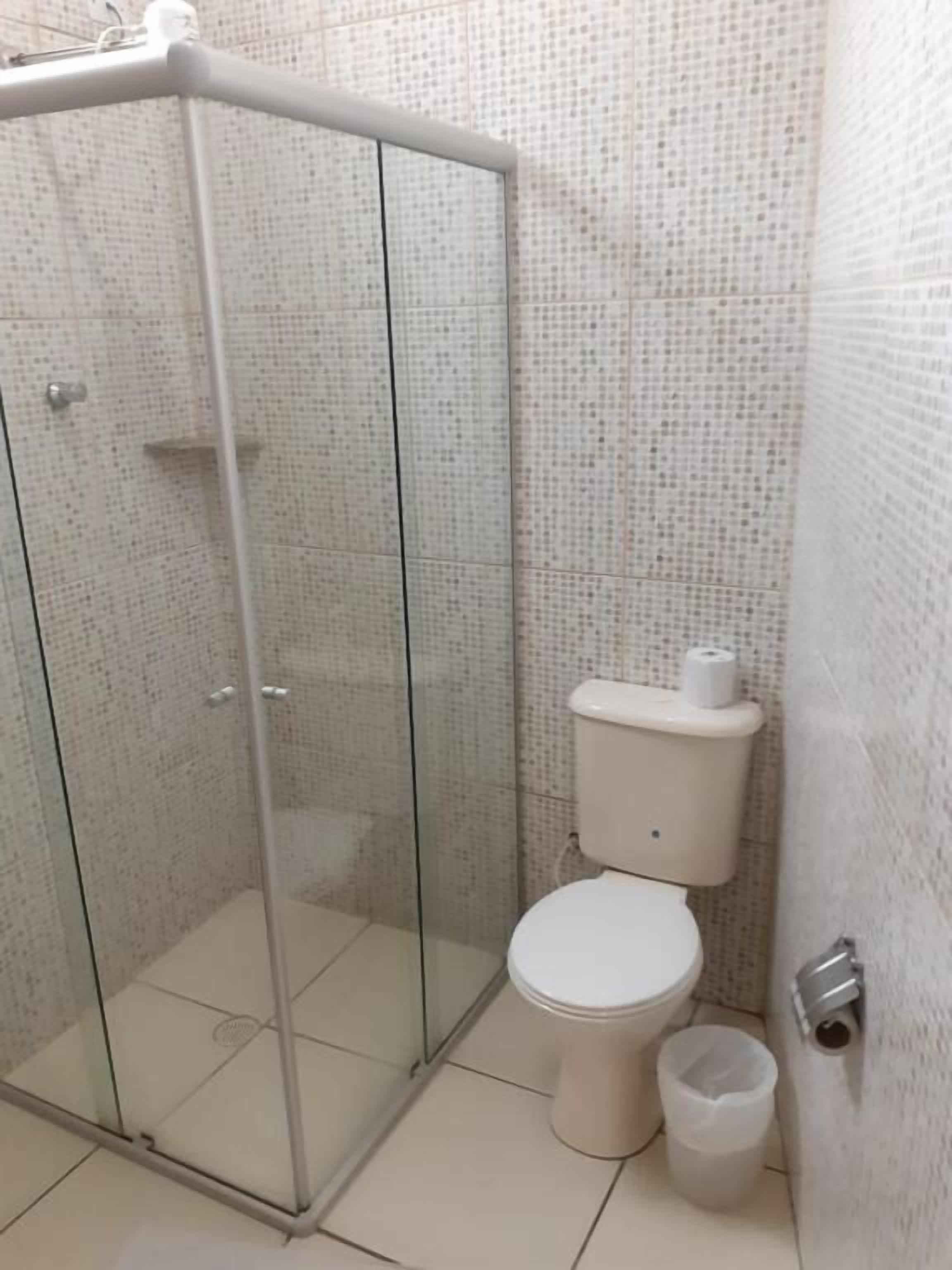 Quarto Quádruplo Deluxe, pátio | Casa de banho | Um polibã, artigos de higiene pessoal grátis 