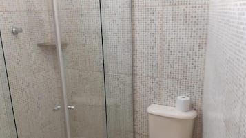 Quarto Quádruplo Deluxe, pátio | Casa de banho | Um polibã, artigos de higiene pessoal grátis