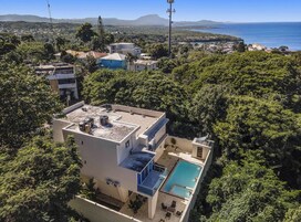 Vila, vários quartos, piscina particular | Fachada