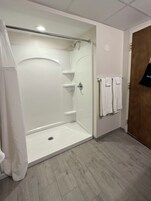 Quarto Standard, 2 camas de casal, acessível | Casa de banho | Uma combinação polibã/banheira, artigos de higiene pessoal grátis