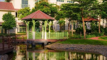 Vila luxo, 4 quartos, sacada, vista para o jardim | Área da propriedade