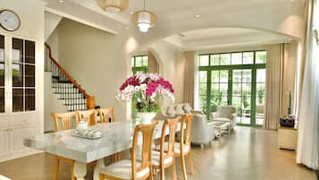 Vila superluxo, 4 quartos, sacada, vista para o jardim | Opções para refeição