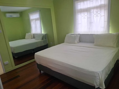 Casa, varanda, vista para o jardim. Fairview