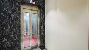 Quarto casal clássico, vista para a cidade | Parte interna