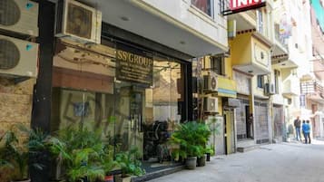 Quarto casal clássico, vista para a cidade | Detalhe da fachada