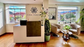 Quarto Twin Standard, vista para o pátio | Lobby