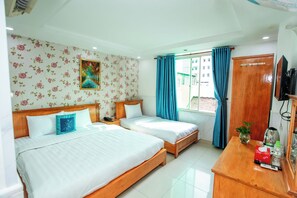 Quarto Triplo Familiar, 2 quartos, Vista para a cidade | Secretária, ferro/tábua de engomar, Wi-fi grátis 