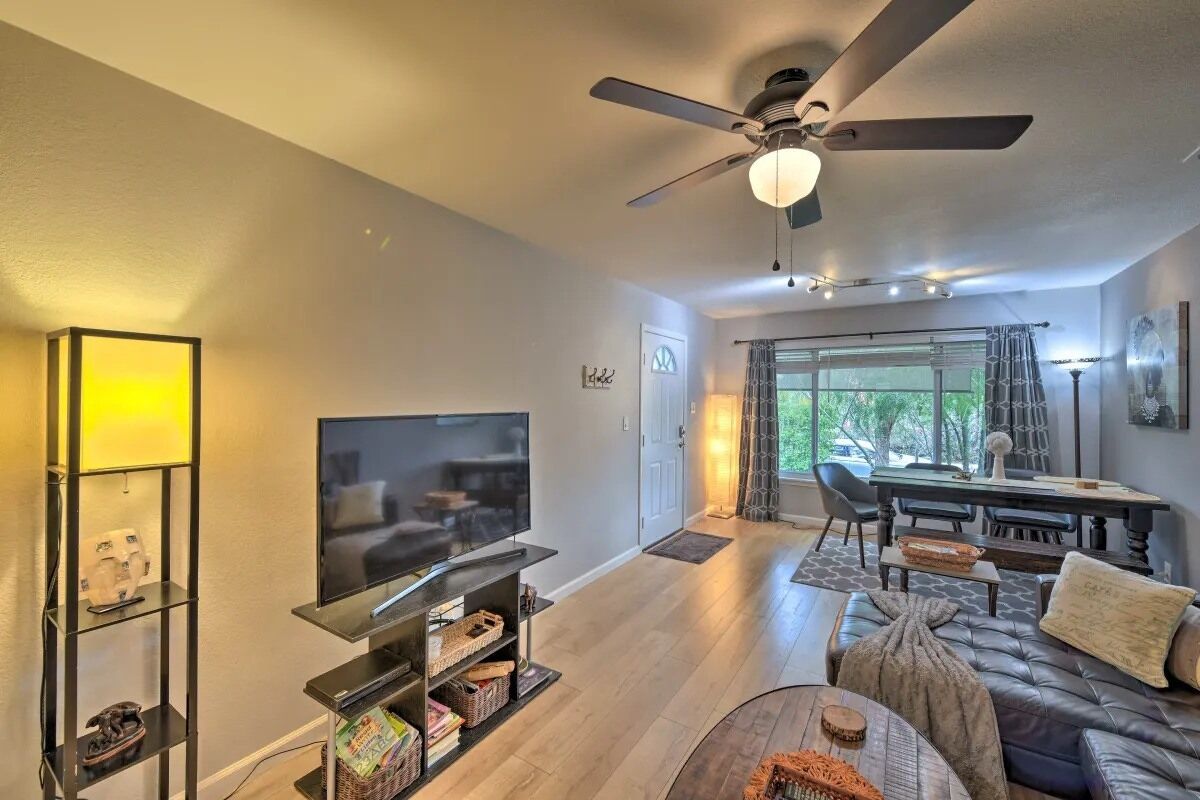 Silver Modern 2br: Pet-friendly Oasis W/ Fenced Private Garden Near Downtown - Sacramento, CA