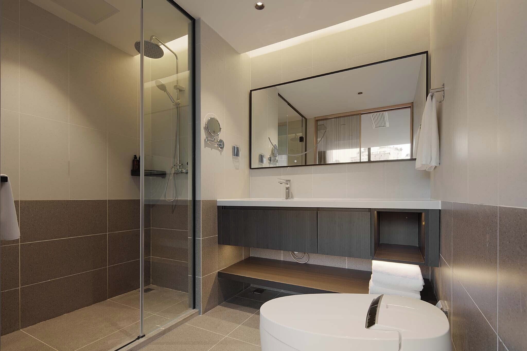 Quarto Twin Familiar, Vista para a cidade | Casa de banho | Artigos de higiene pessoal grátis, um secador de cabelo, chinelos 