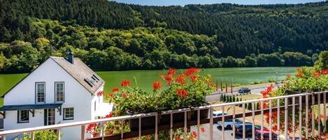 Quarto Duplo, vista para o rio | Terrenos do alojamento