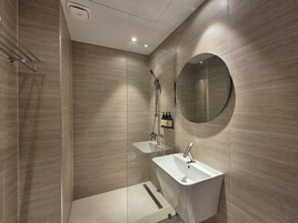 Quarto Triplo Superior | Casa de banho | Um polibã, um chuveiro de hidromassagem