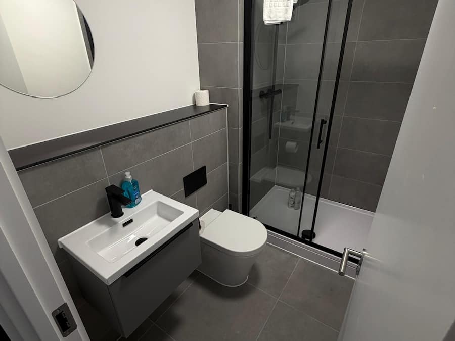 Apartamento superior, sacada, vista para a cidade | Banheiro | Produtos de toalete grátis, secador de cabelo, toalhas de banho