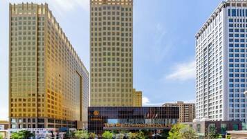 Paisagem urbana com três edifícios altos, um deles com um topo dourado característico.