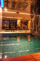 Piscina interior, da(s) 11:00 à(s) 22:00, espreguiçadeiras 