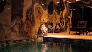 Piscina interna, funciona das 11h às 22h, espreguiçadeiras