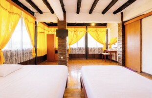 Quarto Duplo Familiar, 1 quarto, vista para o pátio | Wi-fi grátis, roupa de cama fornecida 