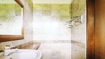 Quarto casal famĂlia, 1 quarto, vista para o pĂĄtio | Banheiro