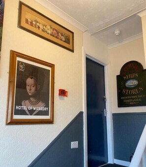 Quarto Quádruplo, vista para o pátio | Interior