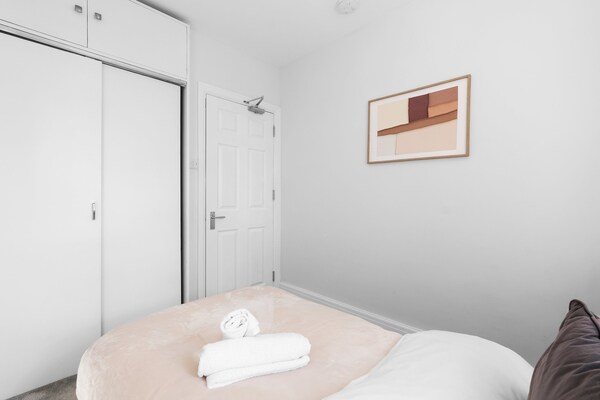 Spacious 5 Bedroom Family Home In Harrow - Harrow