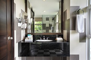 Vila, vista para o jardim | Banheiro