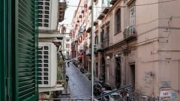 Quarto casal, sacada, vista para a cidade | Opções para refeição ao ar livre