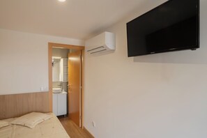 Bungalow, vista para a montanha | Secretária, secretária adequada para computadores portáteis 