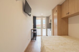 Bungalow, vista para a montanha | Secretária, secretária adequada para computadores portáteis