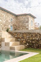 12 piscinas exteriores, guarda-sóis, espreguiçadeiras 