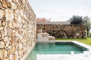 Piscina exterior, guarda-sóis, espreguiçadeiras 