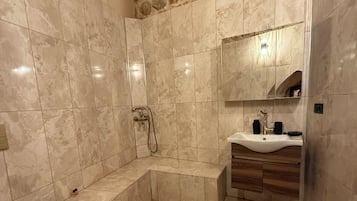 Quarto Deluxe, vista para a colina | Casa de banho