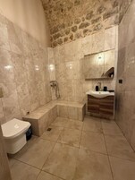 Quarto Deluxe, vista para a colina | Casa de banho