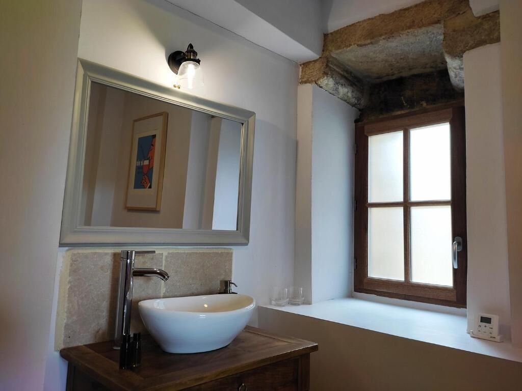 Quarto Duplo Deluxe, vista para a colina | Casa de banho | Artigos de higiene pessoal grátis, um secador de cabelo 