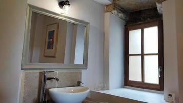 Quarto Duplo Deluxe, vista para a colina | Casa de banho | Artigos de higiene pessoal grátis, um secador de cabelo