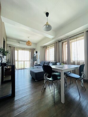 Apartamento Básico em Condomínio Fechado, 1 quarto, acesso à piscina | Sala | Smart TV de 43 polegadas com canais por cabo 