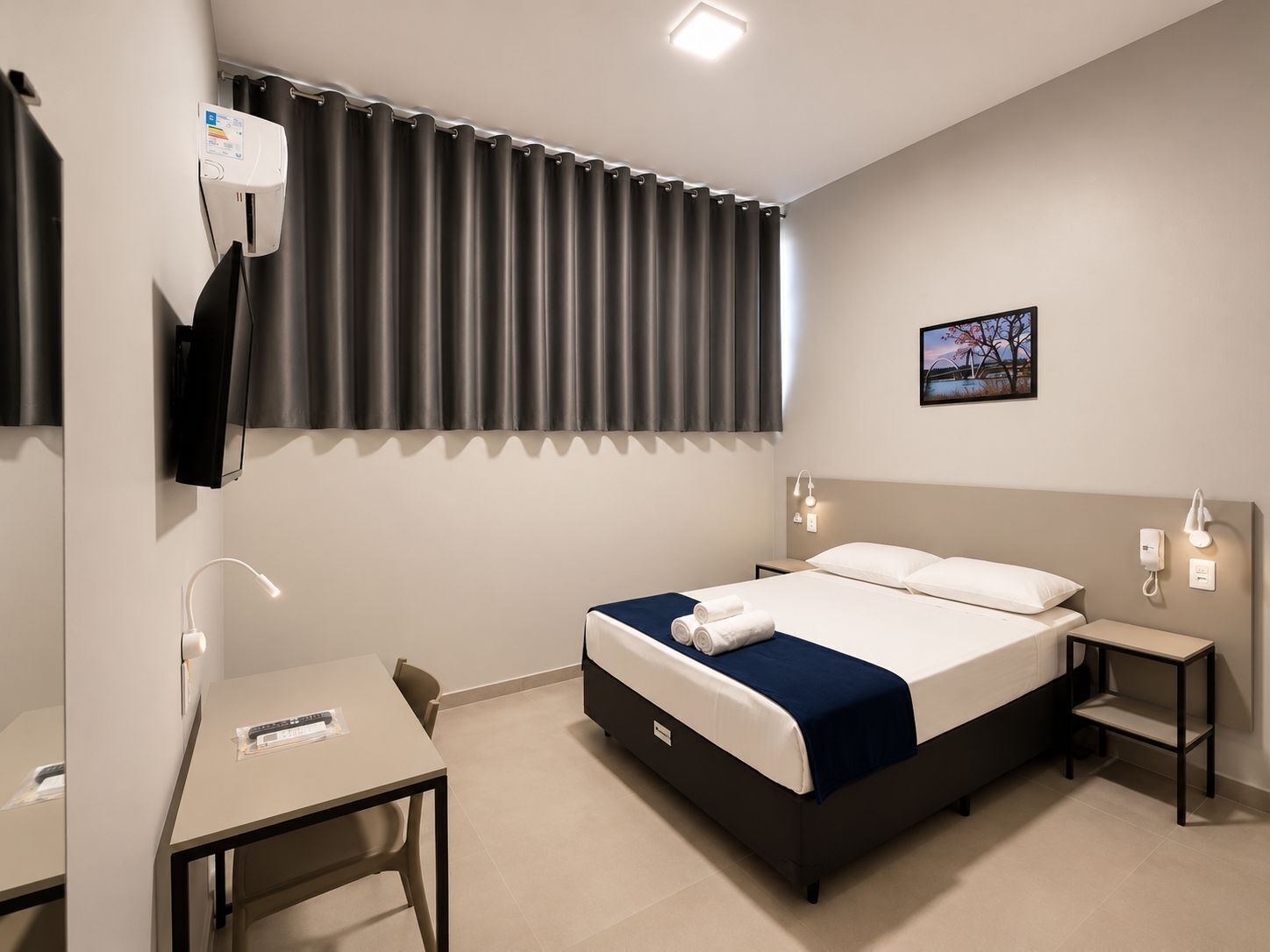 Quarto casal econômico, vista para o pátio | Escrivaninha, espaço de trabalho para notebook, Wi-Fi de cortesia