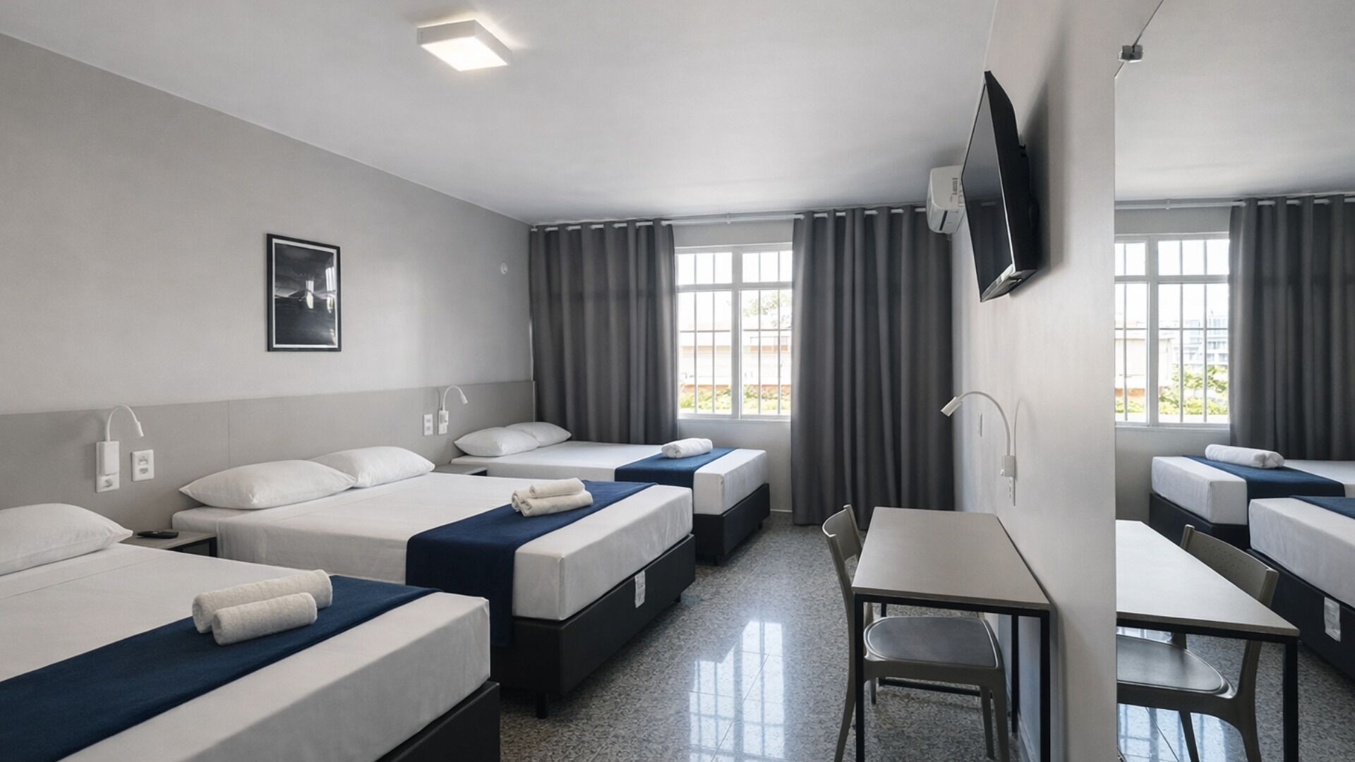 Quarto Quádruplo Deluxe, Vista para a cidade | Secretária, secretária adequada para computadores portáteis 