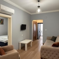 Apartamento em Condomínio Fechado, varanda, Vista para a cidade | Sala de estar | Televisor plasma de 43 polegadas com canais via satélite