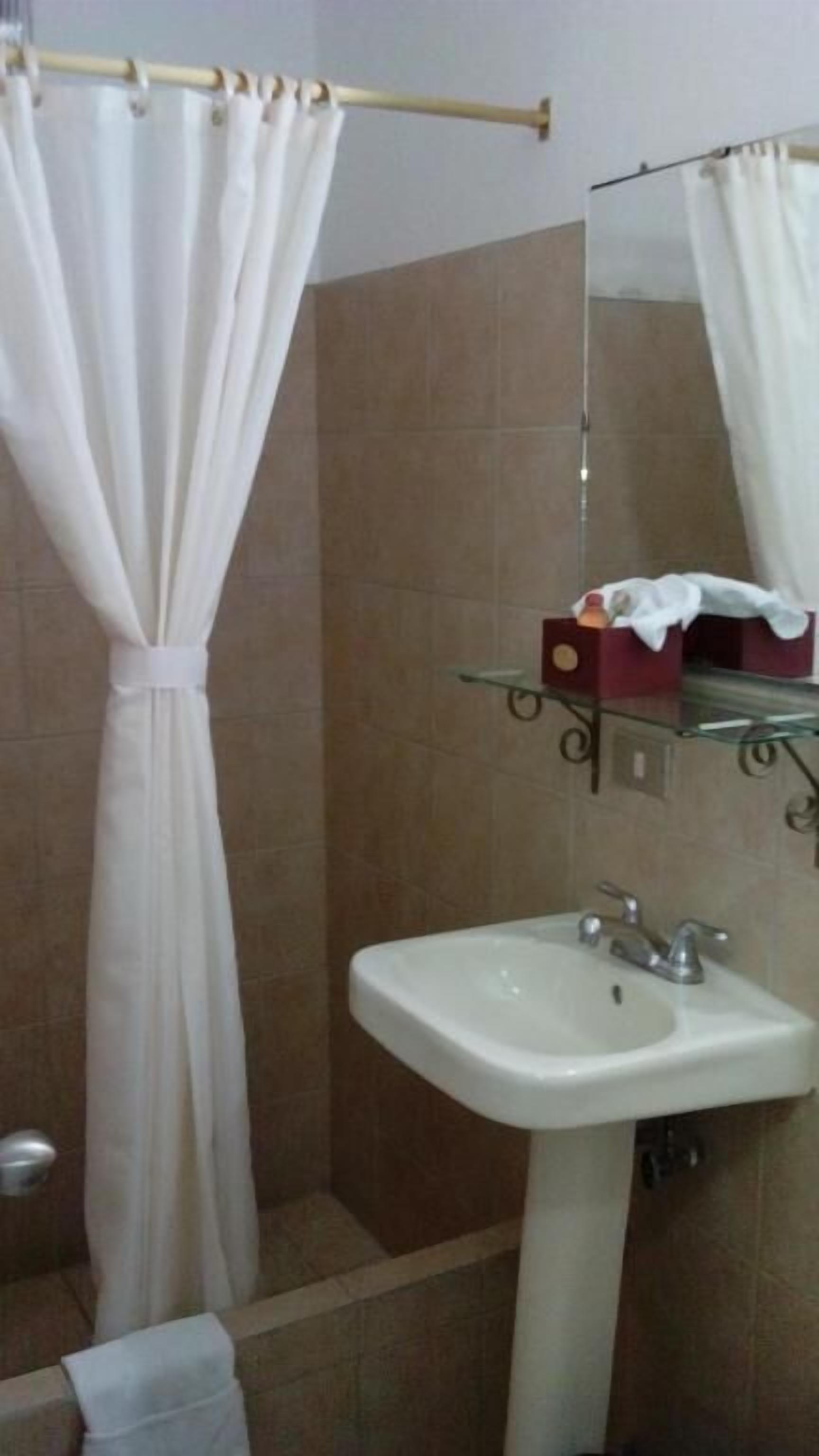 Quarto casal standard, sacada, vista para a cidade | Banheiro