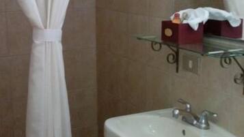 Quarto casal standard, sacada, vista para a cidade | Banheiro