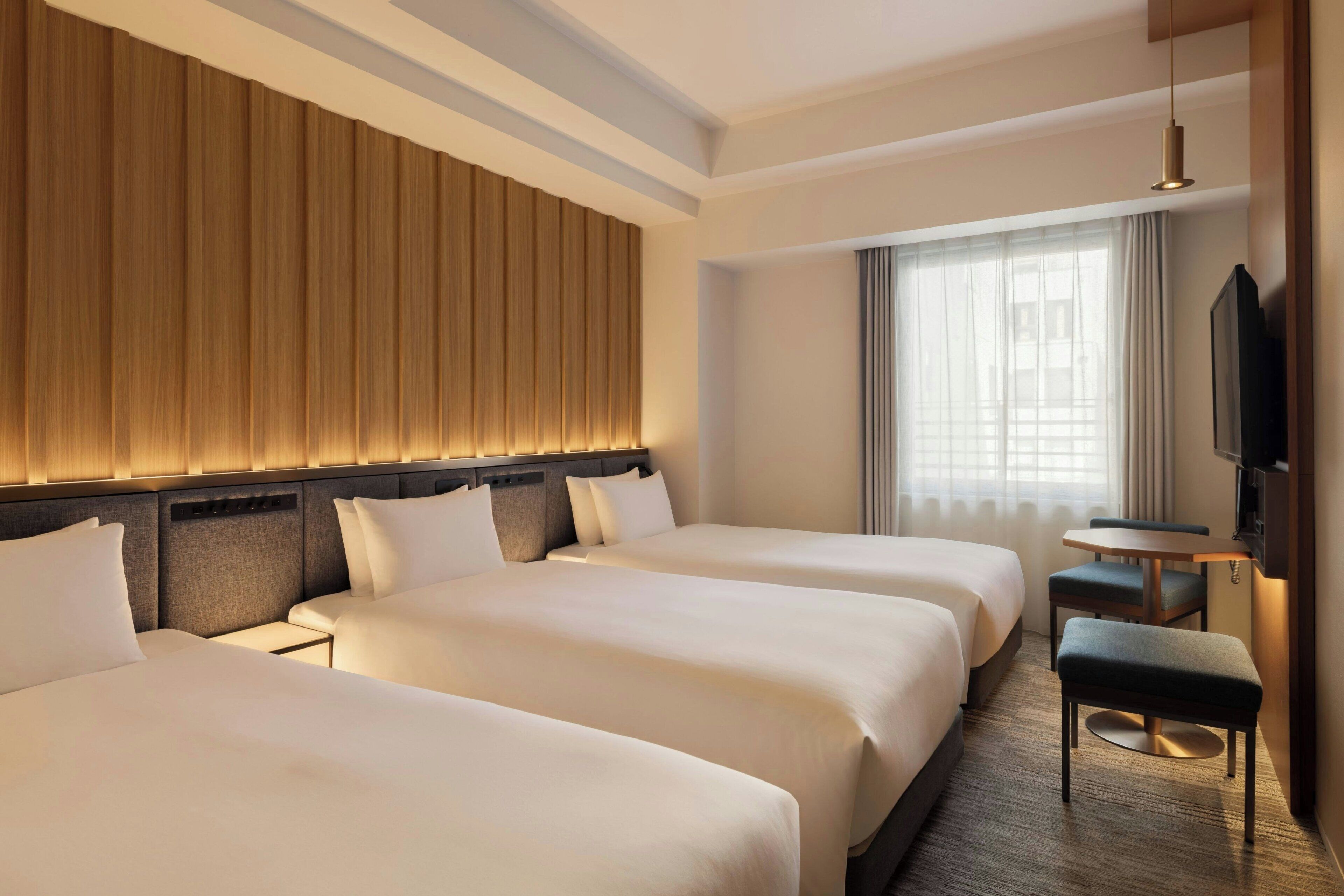 Quarto, 3 camas de solteiro, vista para a cidade