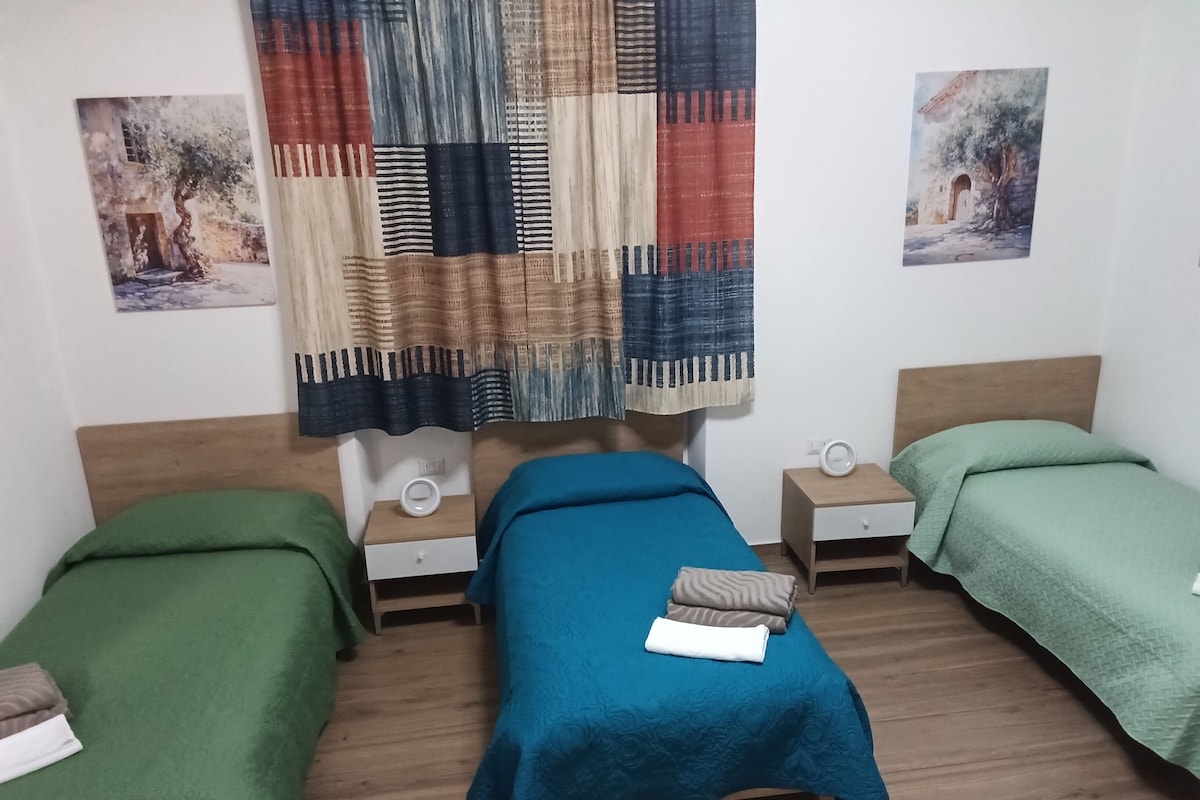 Casa de Férias Standard | Casa de banho | Uma combinação polibã/banheira, um chuveiro fixo, um secador de cabelo 