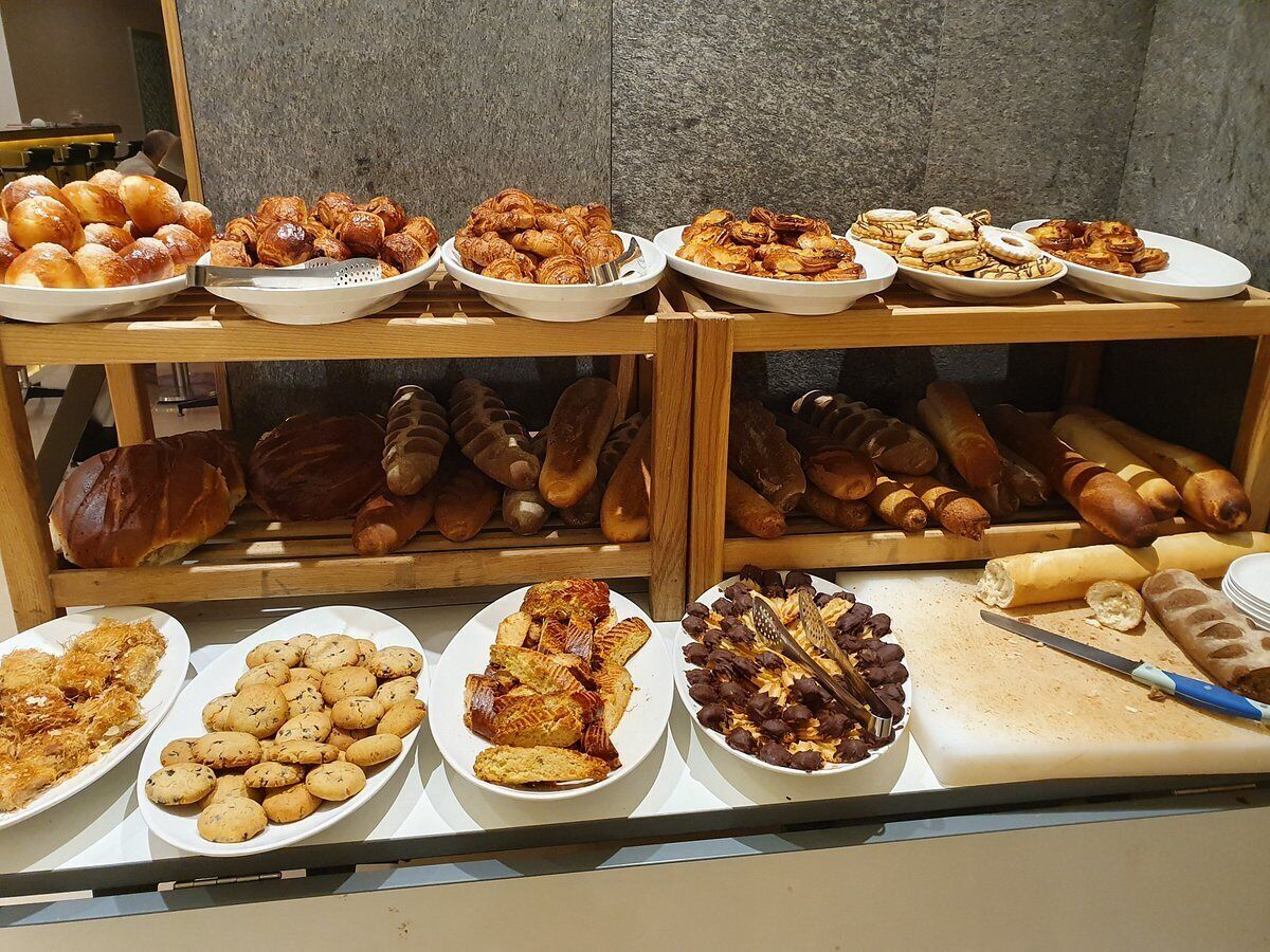 Uma variedade de produtos de panificação, como pastéis, pão e bolachas.