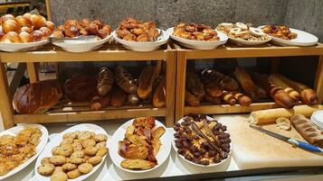 Uma variedade de produtos de panificação, como pastéis, pão e bolachas.