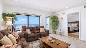 Apartamento, várias camas, varanda, vista para o oceano (Saida Towers #31001) | Sala de estar