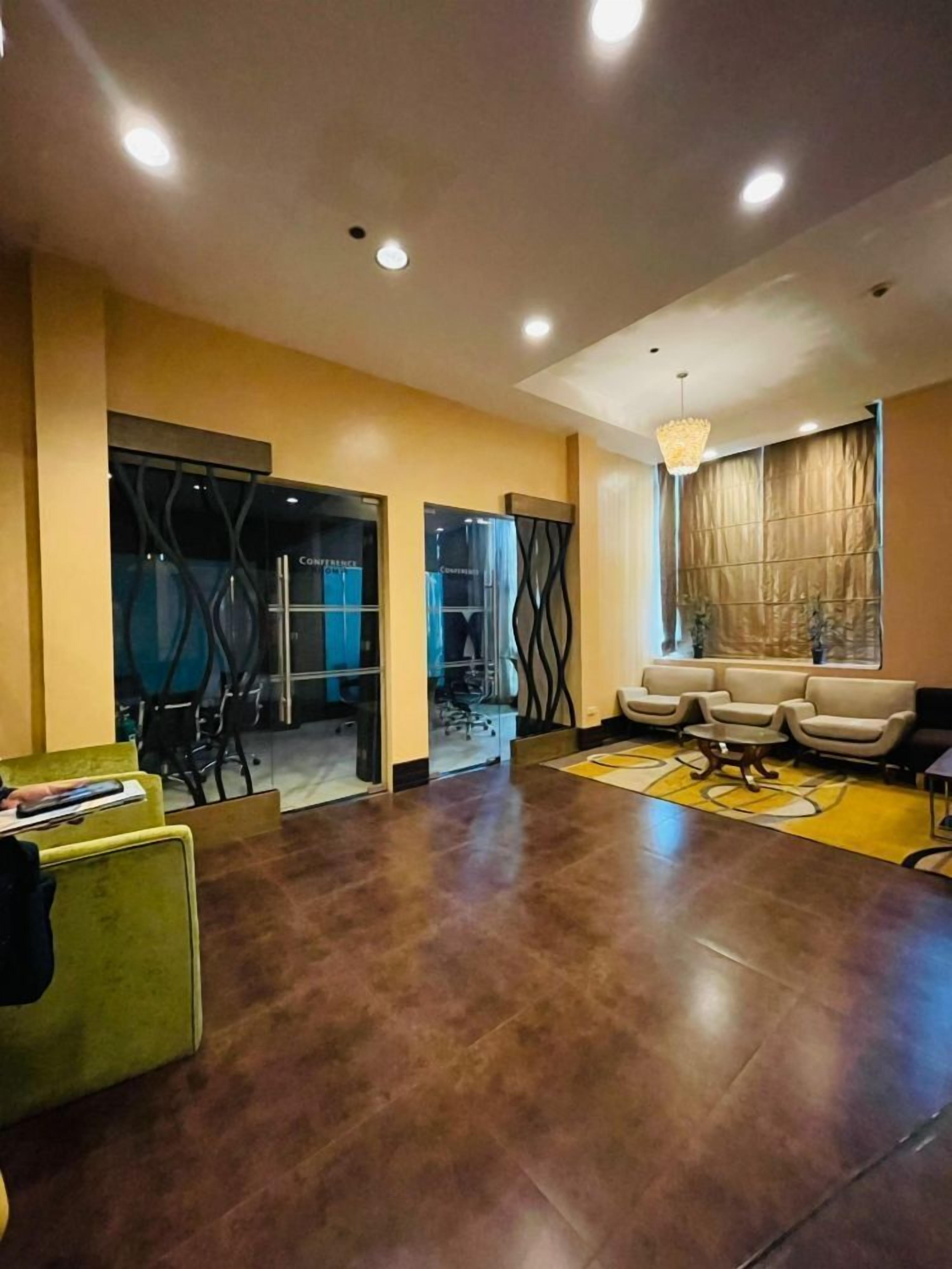 Comfort & Convenience At Forbeswood Parklane - Makati