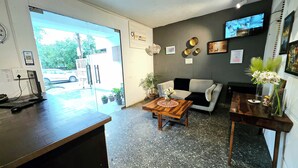Um interior moderno com sofá, mesa de centro e plantas em vasos.