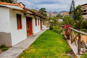 Quarto casal, sacada, vista para o jardim | Área da propriedade