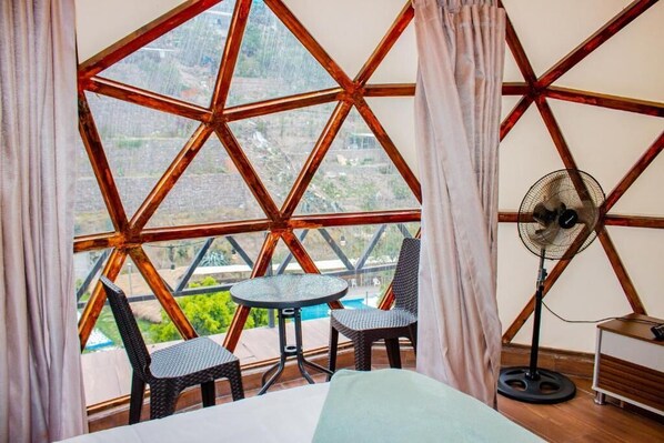 Bangalô, 1 cama Queen, sacada, vista para o jardim | Opções para refeição